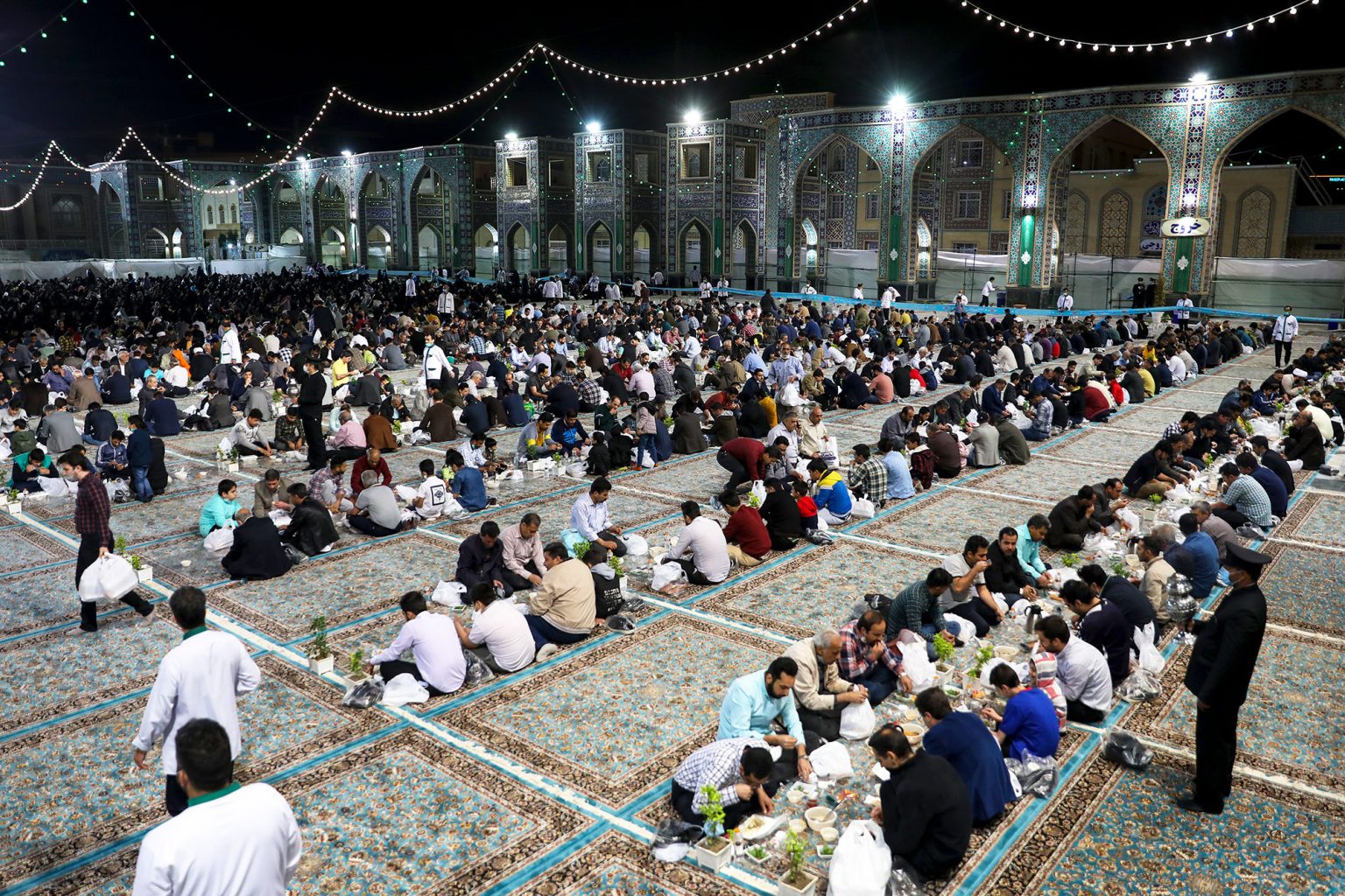 Mashhad: Iftar at Imam Reza’s (AS) holy shrine – Shia Studies' World ...
